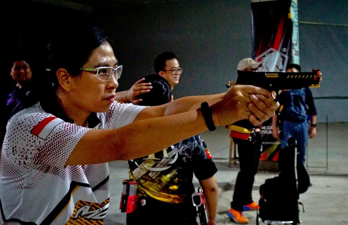 Foto Atlet Airsoft Gun Tangerang Latihan Menembak di Mal