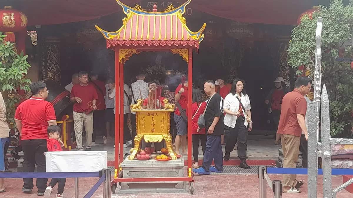 Tahun Baru Imlek, Ribuan Warga Berdoa di Klenteng Boen Tek Bio ...