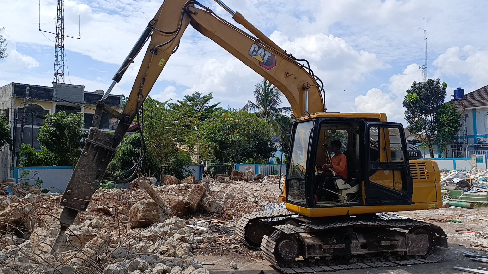 Sempat Dihentikan Warga, Proyek SMPN 20 Tangsel Kembali Dikerjakan