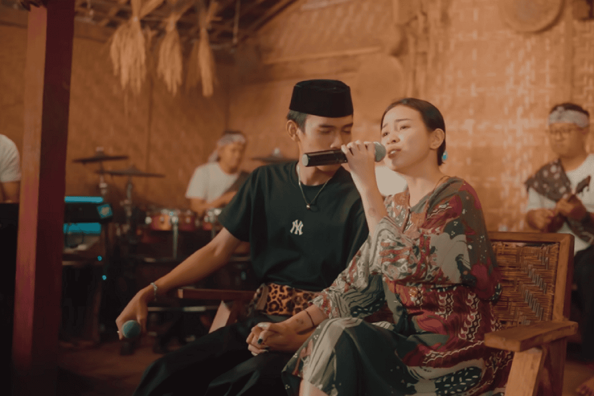 Lirik Lagu Ayang-Ayang - Arya Galih Feat Sasya Arkhisna