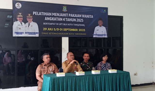 Disnaker Kota Tangerang Gandeng Yonif Mekanis 203/ Arya Kemuning Gelar Pelatihan Menjahit