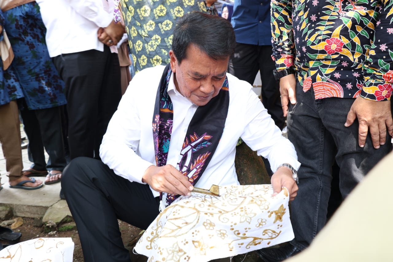 Bupati Tangerang Ikut Membatik di Festival Batik Kampung Budaya Kemuning
