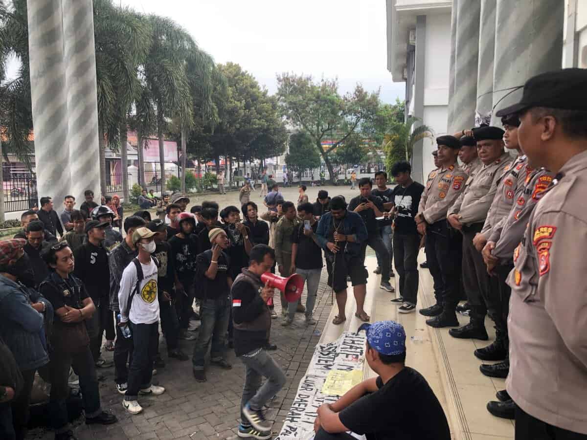 BEM Pandeglang Kepung Kantor Setda, Orator: Tolak Kerjasama Pembuangan ...
