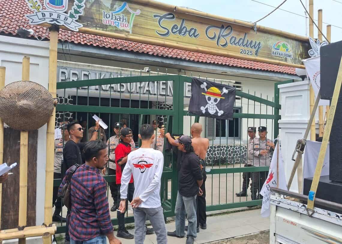 Wisata Pemandian Air Panas Cisolong Pandeglang Dipadati Pengunjung ...