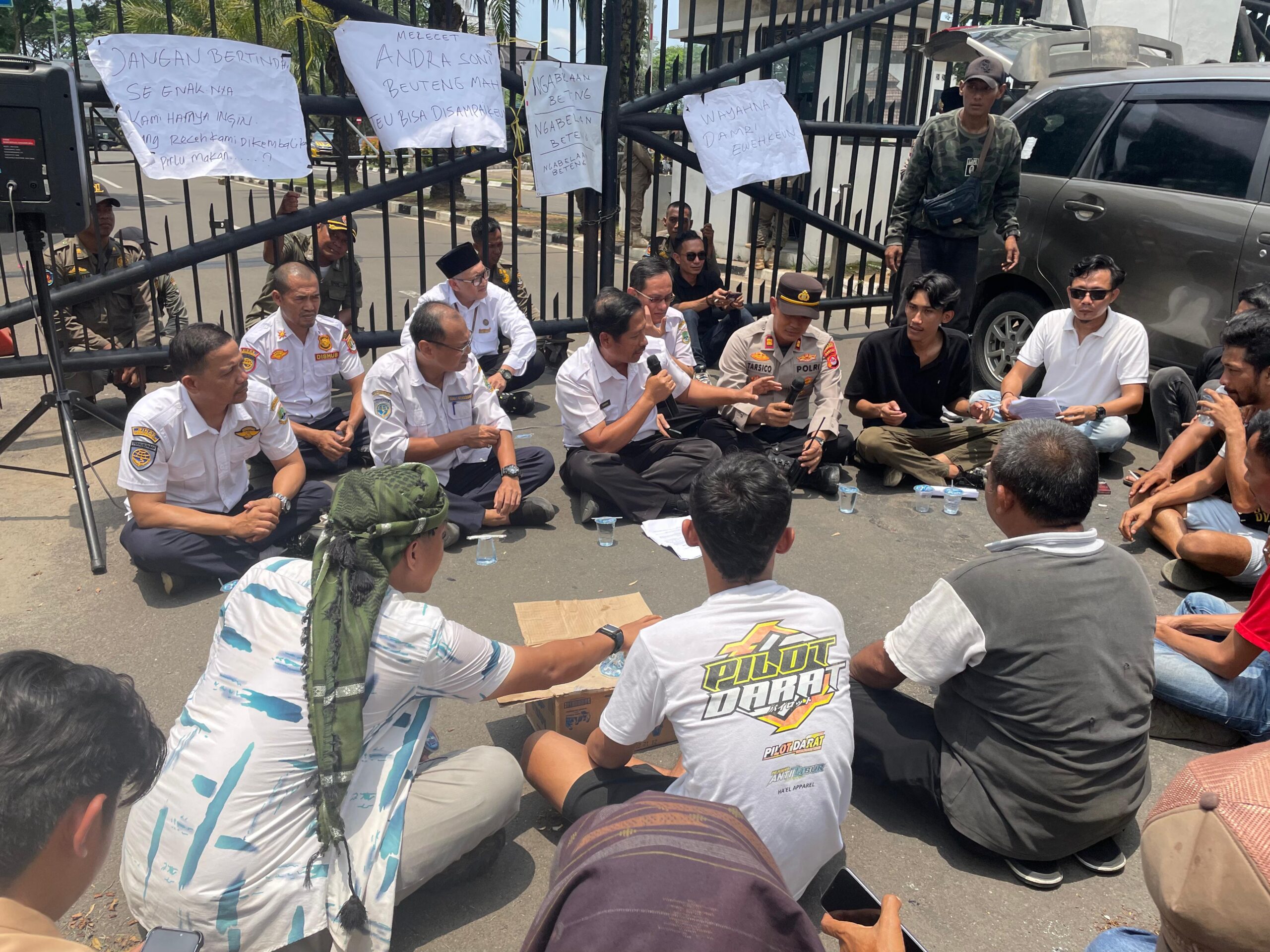 Kepung KP3B, Sopir Angkot Menuntut Trayek Bus Trans Banten Dievaluasi