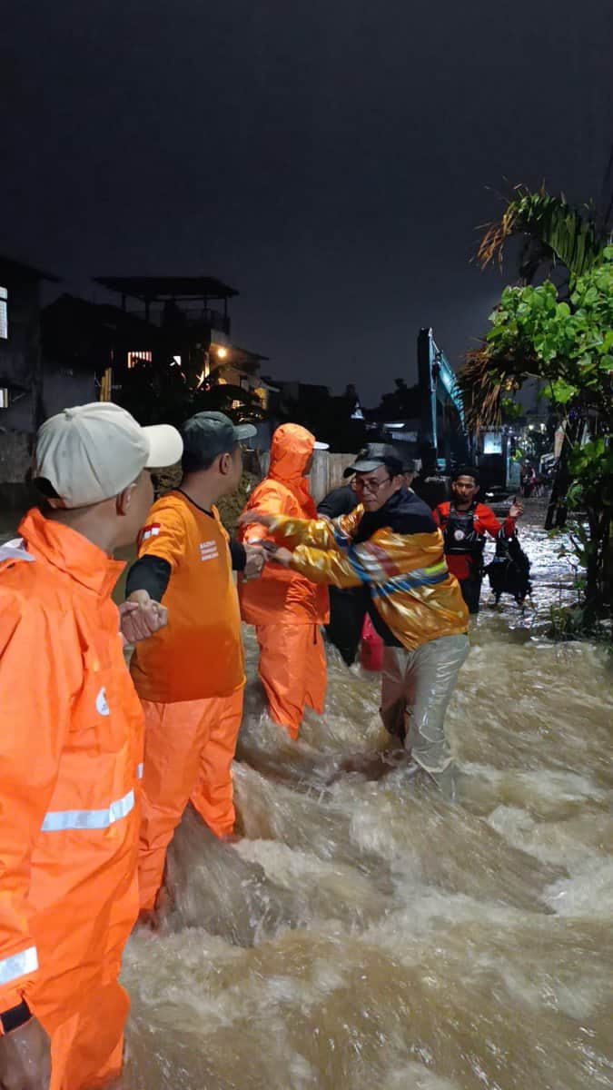 Banjir Dadakan Rendam Pondok Kacang Prima, Diduga Akibat Turap Belum ...