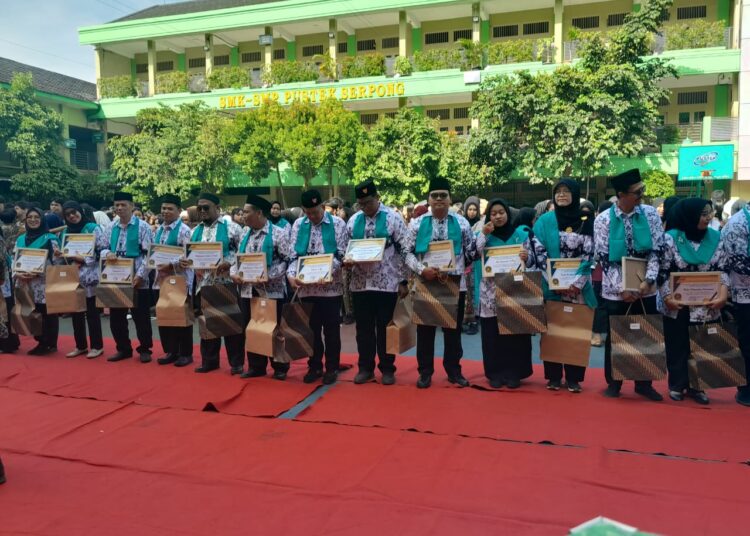 Meriah dan Penuh Makna: Peringatan Hari Guru Nasional 2025 di SMK ...