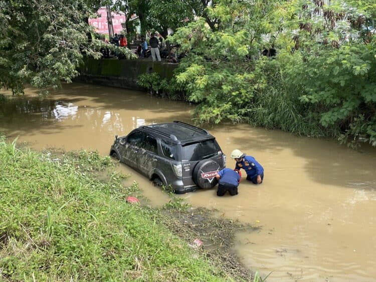 Nyetir Tapi Sibuk Nyari e-Toll, Mobil Dikendarai Perempuan Terjun ke ...